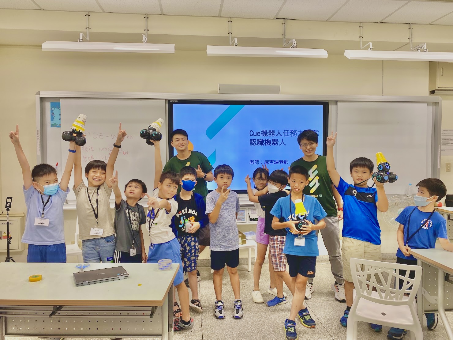「CUE Robot」講師專訪——和機器人CUE手作道具一起闖關挑戰！ | 史汀實驗室
