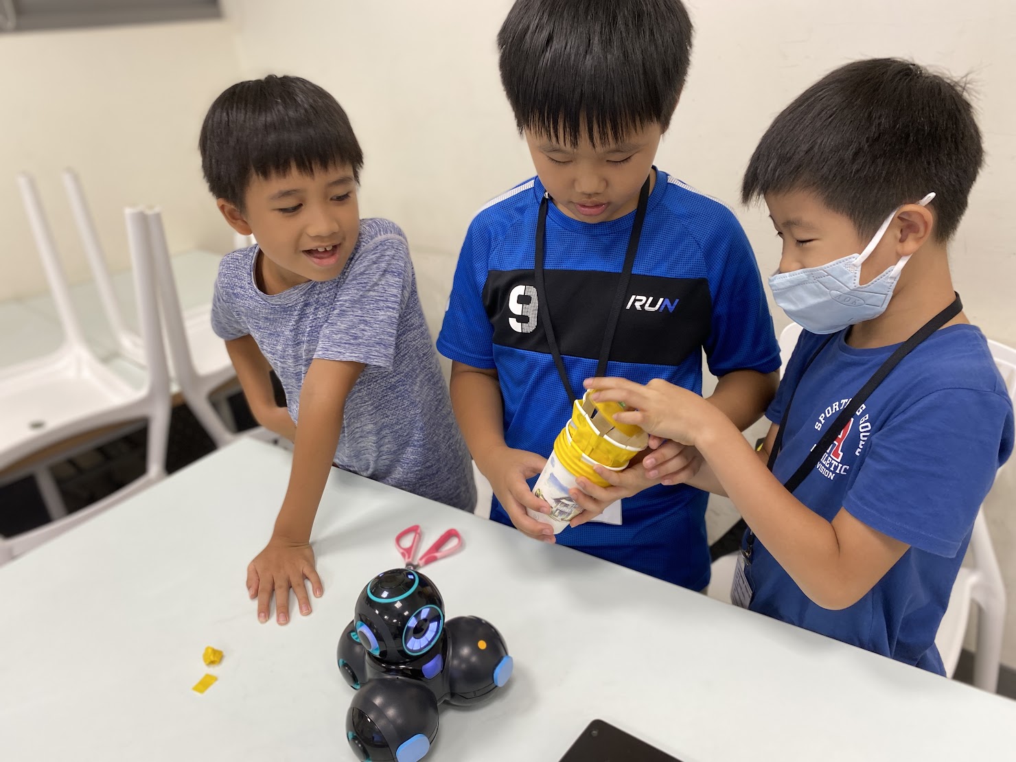 「CUE Robot」講師專訪——和機器人CUE手作道具一起闖關挑戰！ | 史汀實驗室